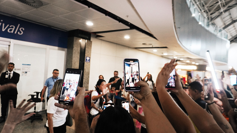 Eva Pacheco é recebida por multidão no aeroporto de Fortaleza após ...